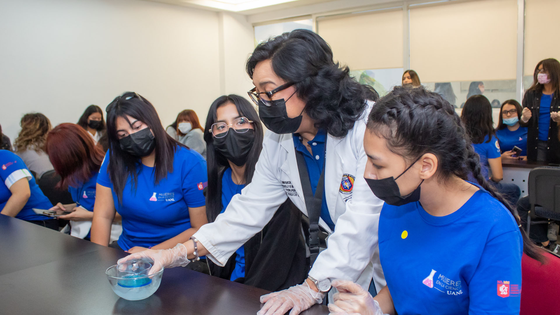 Buscan interesar en UANL a mujeres en investigación científica - Vida Universitaria ...