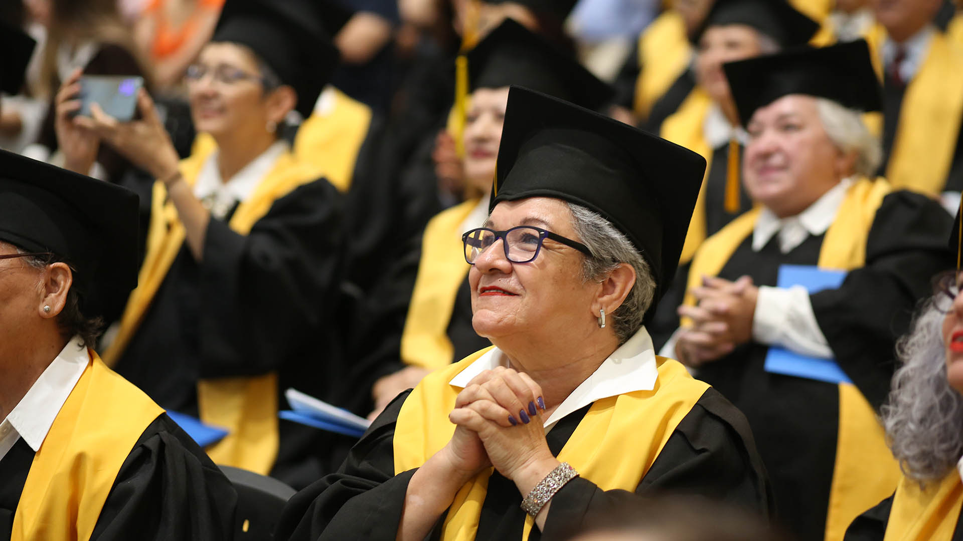 Disfrutan graduación egresados de Universidad para los Mayores - Vida ...