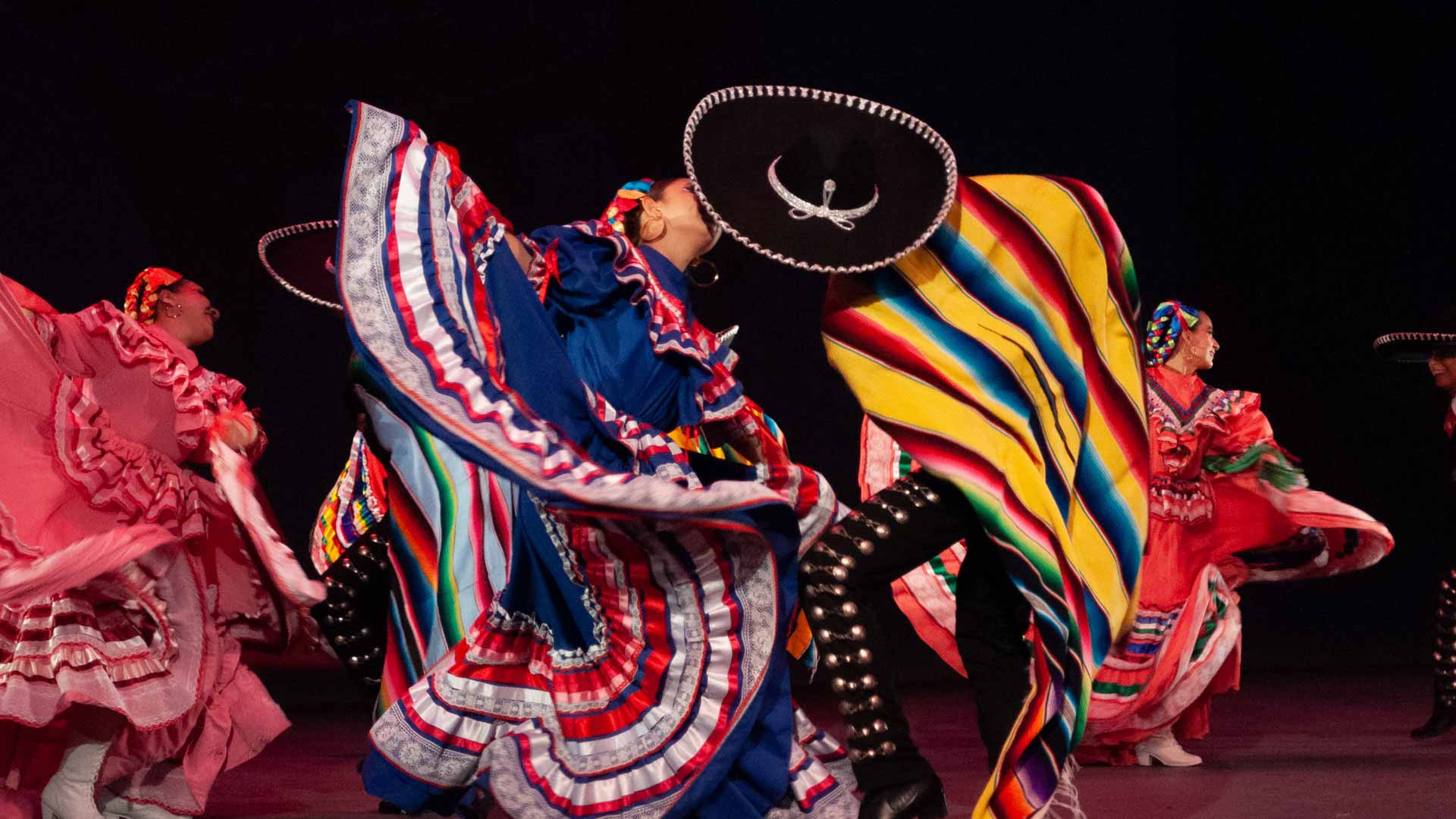Universitarios celebran diversidad cultural con muestra de danza ...