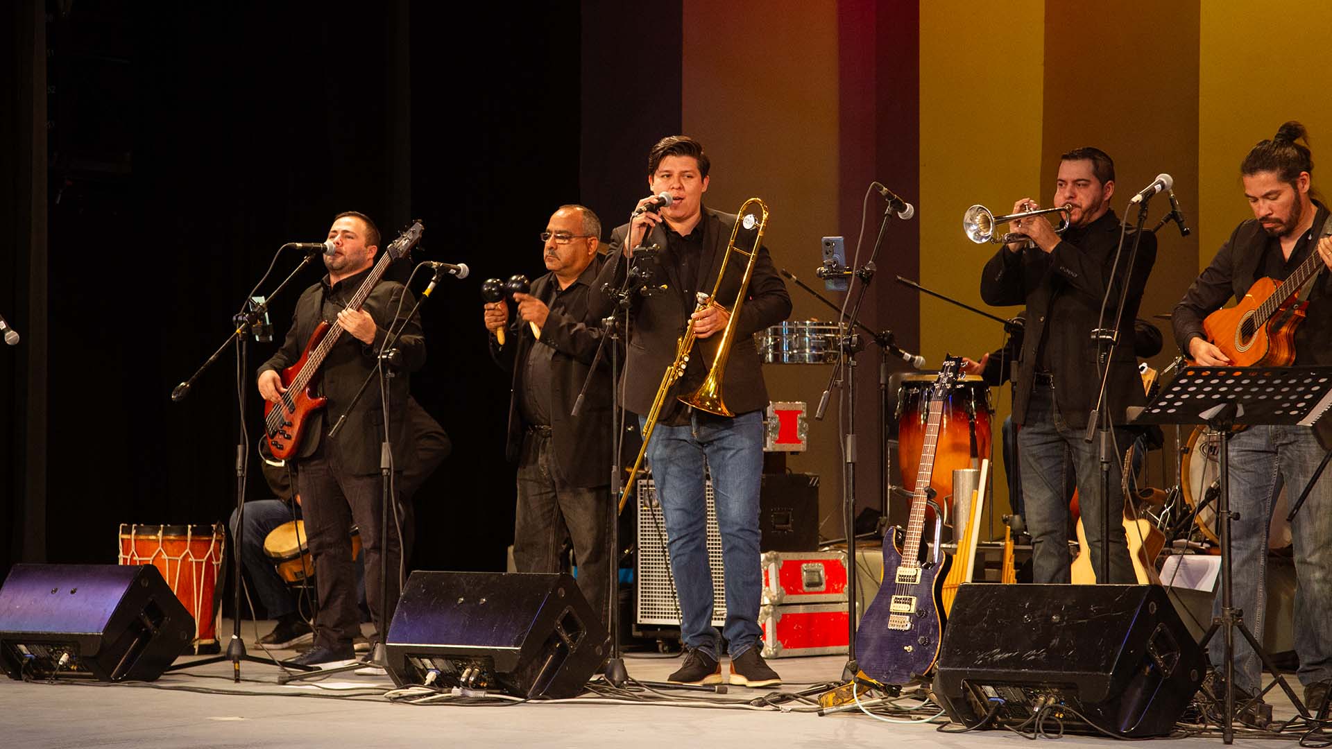 Recorren bachilleres historia musical latina con el Grupo El Tigre ...