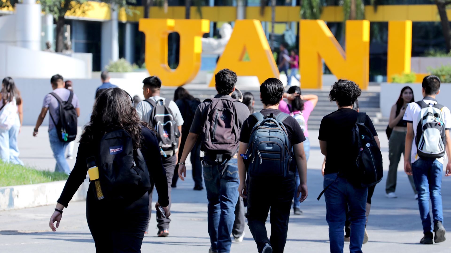 Arranca nuevo semestre en UANL con 220 mil alumnos - Vida Universitaria ...